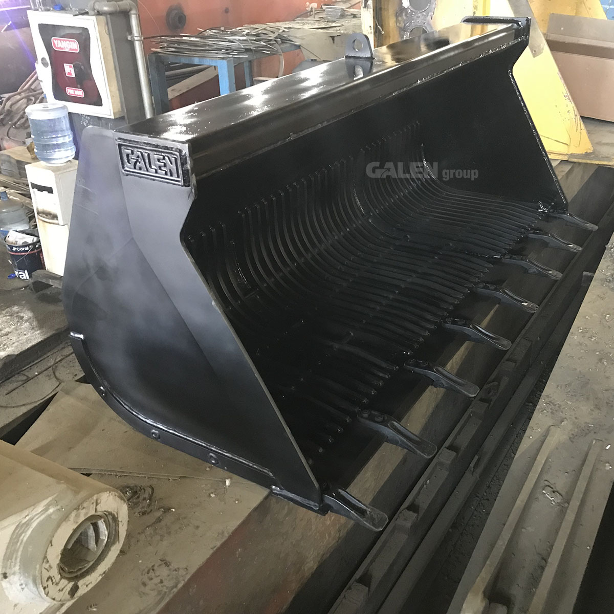 HMK102 Rock Screen Bucket